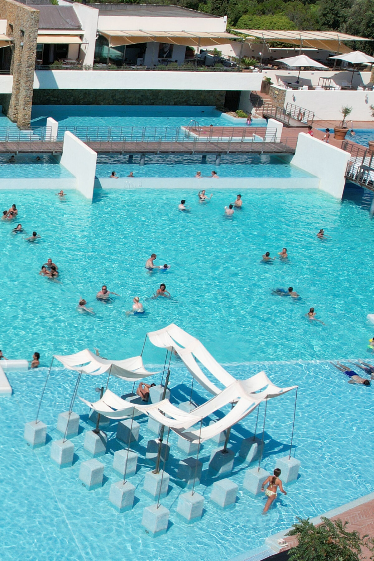 Piscina con vasche per bambini e poll bar